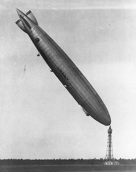 Machine gun position on the German R-class Zeppelin 'LZ 63', 1916-17 ...