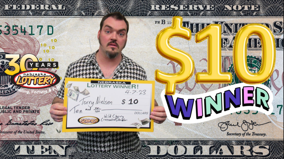 $10 lottery winner insists on taking photo with giant check - Boing Boing