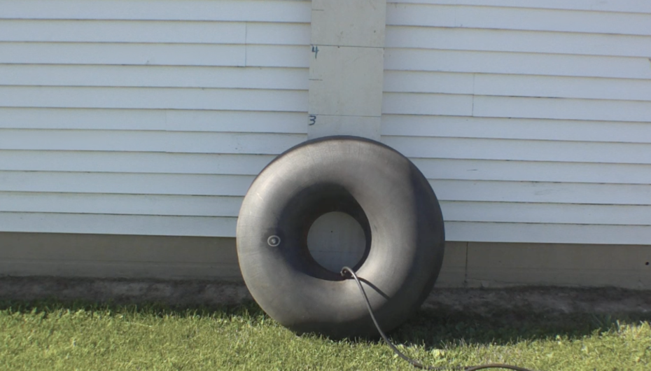 Watch inner tubes inflated until they burst - Boing Boing