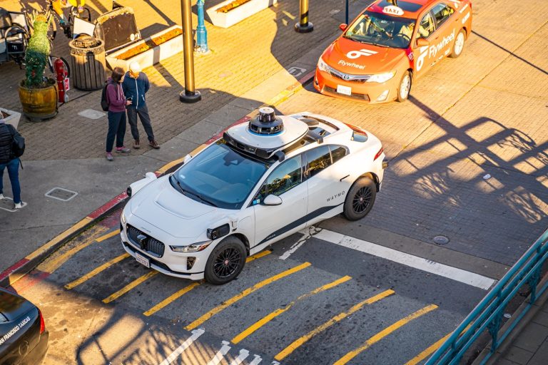 Waymo's driverless cars froze all over SF during the blackout - Boing Boing